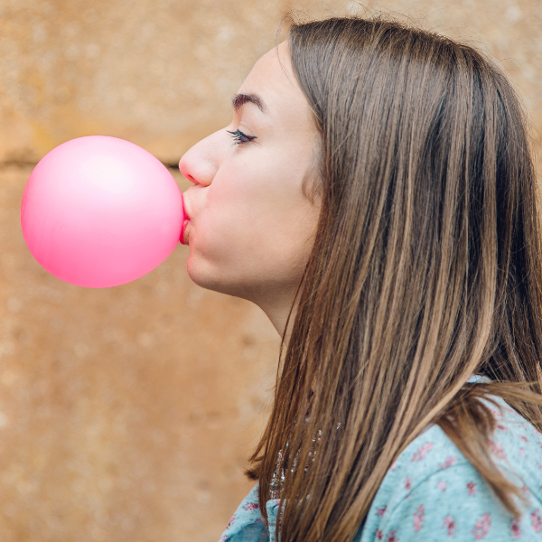 Un estudio revela que los chicles podrían dejar microplásticos en la saliva