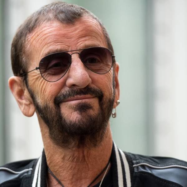 Ringo Starr y Hugh Laurie condecorados por la reina Isabel II