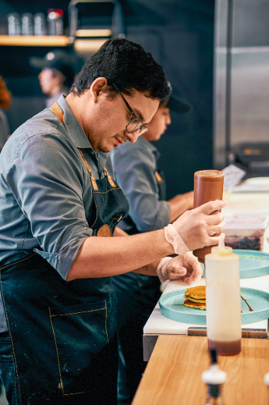 De piloto a CEO de la cadena de cafeterías Prot Inn en Quito y Guayaquil
