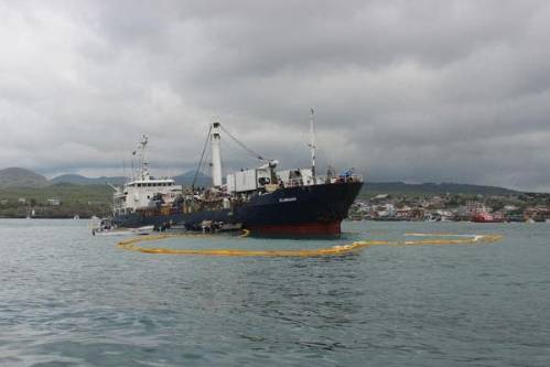 Continúan tareas de contingencia en Galápagos por buque 'Floreana'