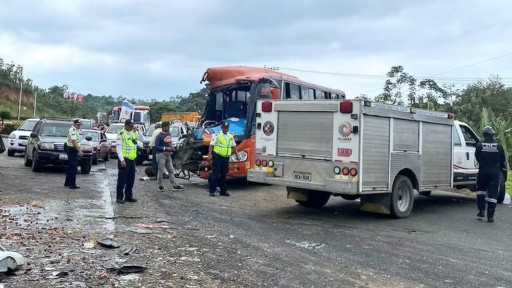 Choque entre bus y volqueta deja un muerto y nueve heridos en la vía ...