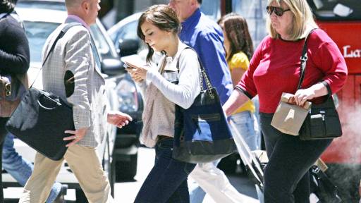 Un estudio advierte los riesgos de caminar distraídamente