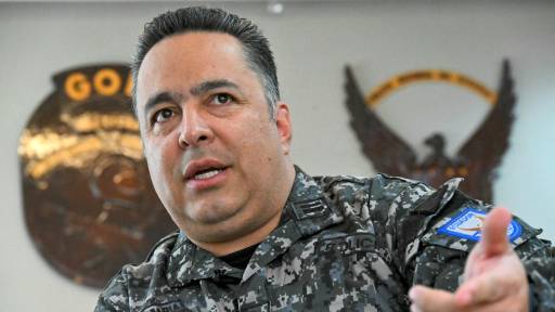 El coronel Roberto Santamaría deja su cargo como jefe de la Policía en ...