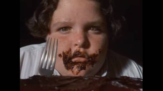 Así se ve ahora el niño que se come el pastel en "Matilda"