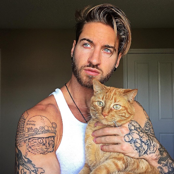 Un sexy modelo y un gato: mezcla explosiva en redes sociales