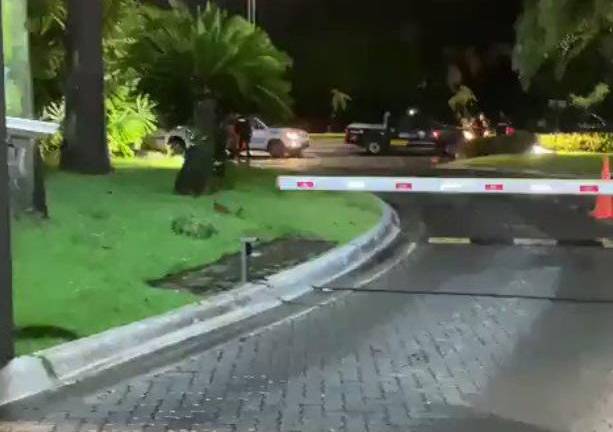 Sujetos Armados Vestidos Como Policías Asaltan Urbanización En Samborondón