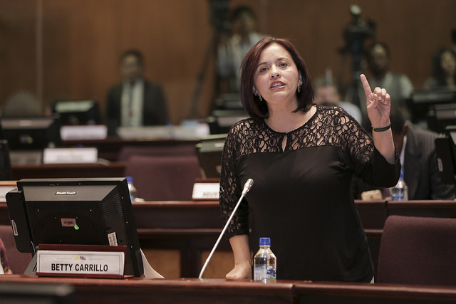 Quince días de suspensión para asambleísta Betty Carrillo