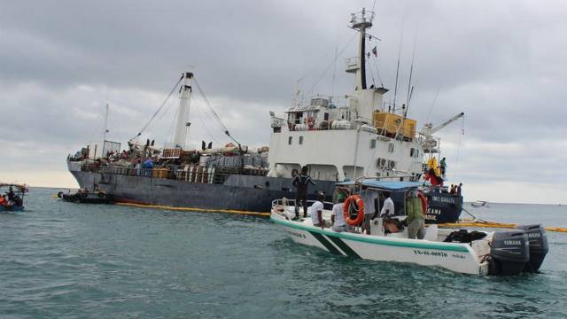 Piden declarar emergencia en Galápagos por buque encallado