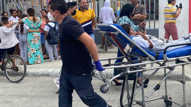 Reportan múltiples desmayos simultáneos en centro educativo de Manta