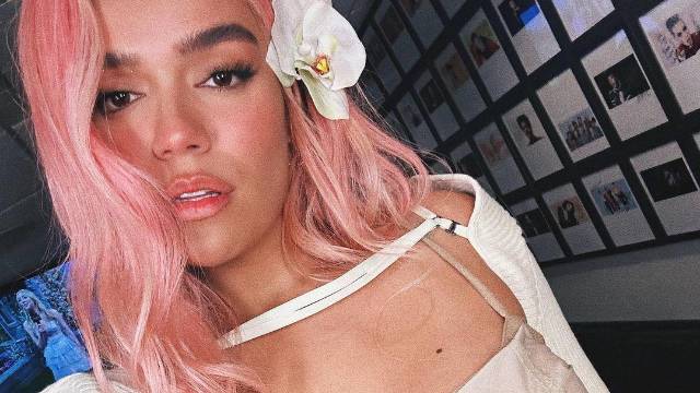 Karol G deslumbra en la portada de la revista Elle