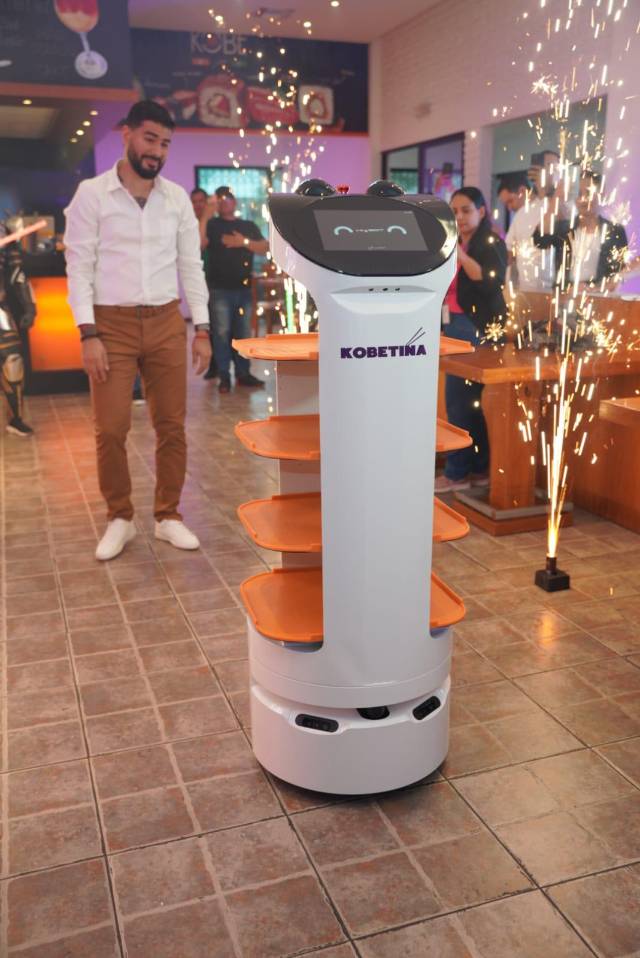 La primera robot camarera de Guayaquil sirve sushi y te canta feliz ...