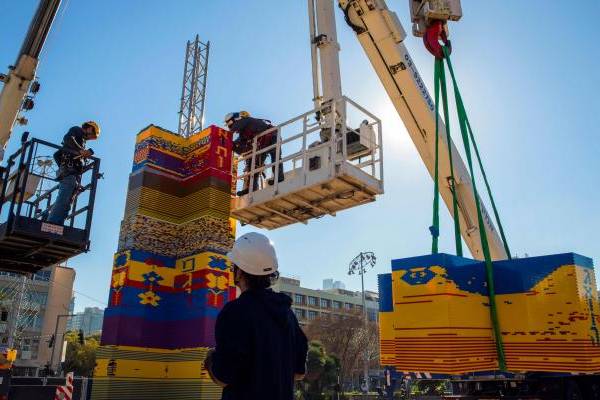 Construyen torre de 36 metros de altura con piezas de Lego