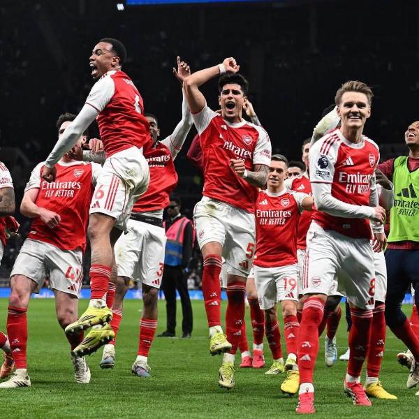 ¡Histórico! El Arsenal de Piero Hincapié vuelve a ser campeón de ...