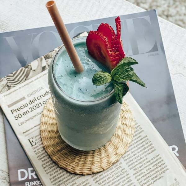 Disfruta de un smothie azul