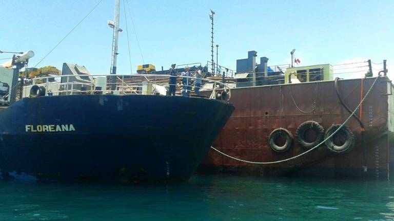 Reflotan buque encallado en las Islas Galápagos