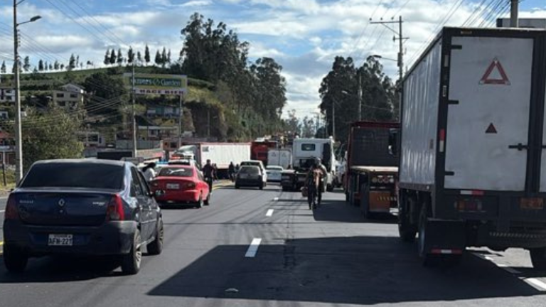 Paro en Quito por la eliminación del subsidio al diésel: transportistas cerraron la vía en Aloag