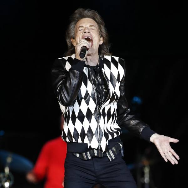 Jagger reaparece lleno de energía en Chicago tras su operación