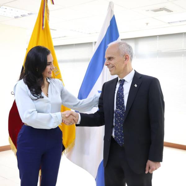 Verónica Abad ultima detalles para su viaje: se reunió con el embajador ... Verónica Abad ultima detalles para su viaje: se reunió con el embajador ...