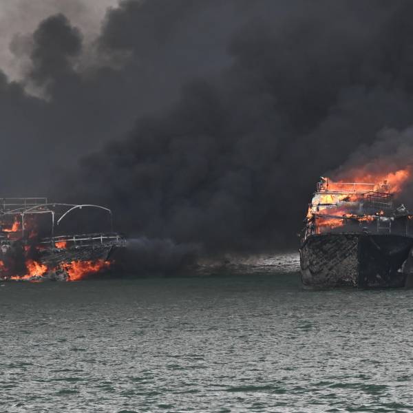 Incendio en el puerto de Manta deja dos heridos y numerosas ...