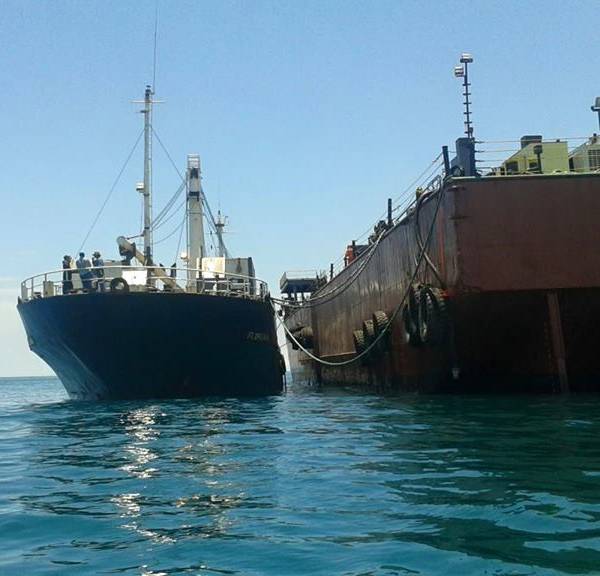 Reflotan buque encallado en las Islas Galápagos